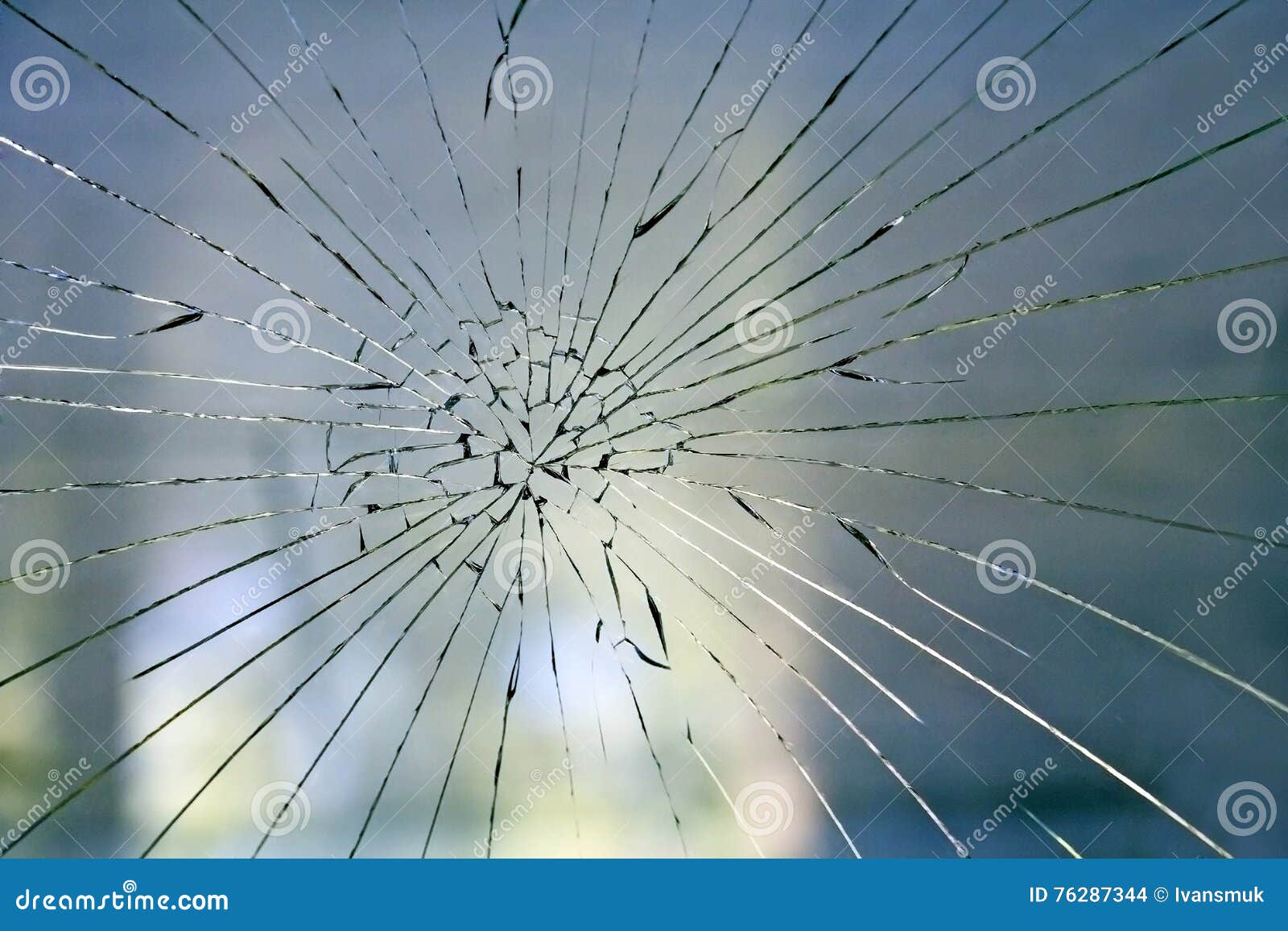 Vetro rotto sulla finestra fotografia stock. Immagine di esterno - 76287344