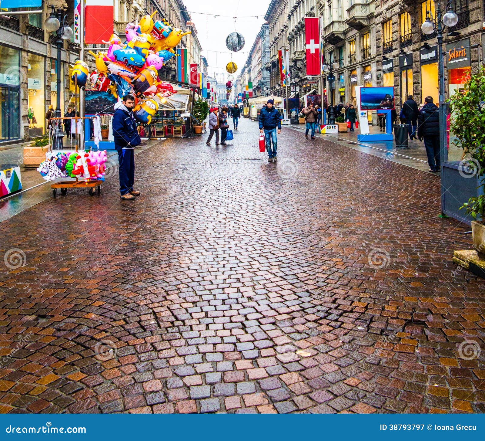 Via di Milano, Italia fotografia editoriale. Immagine di città - 38793797