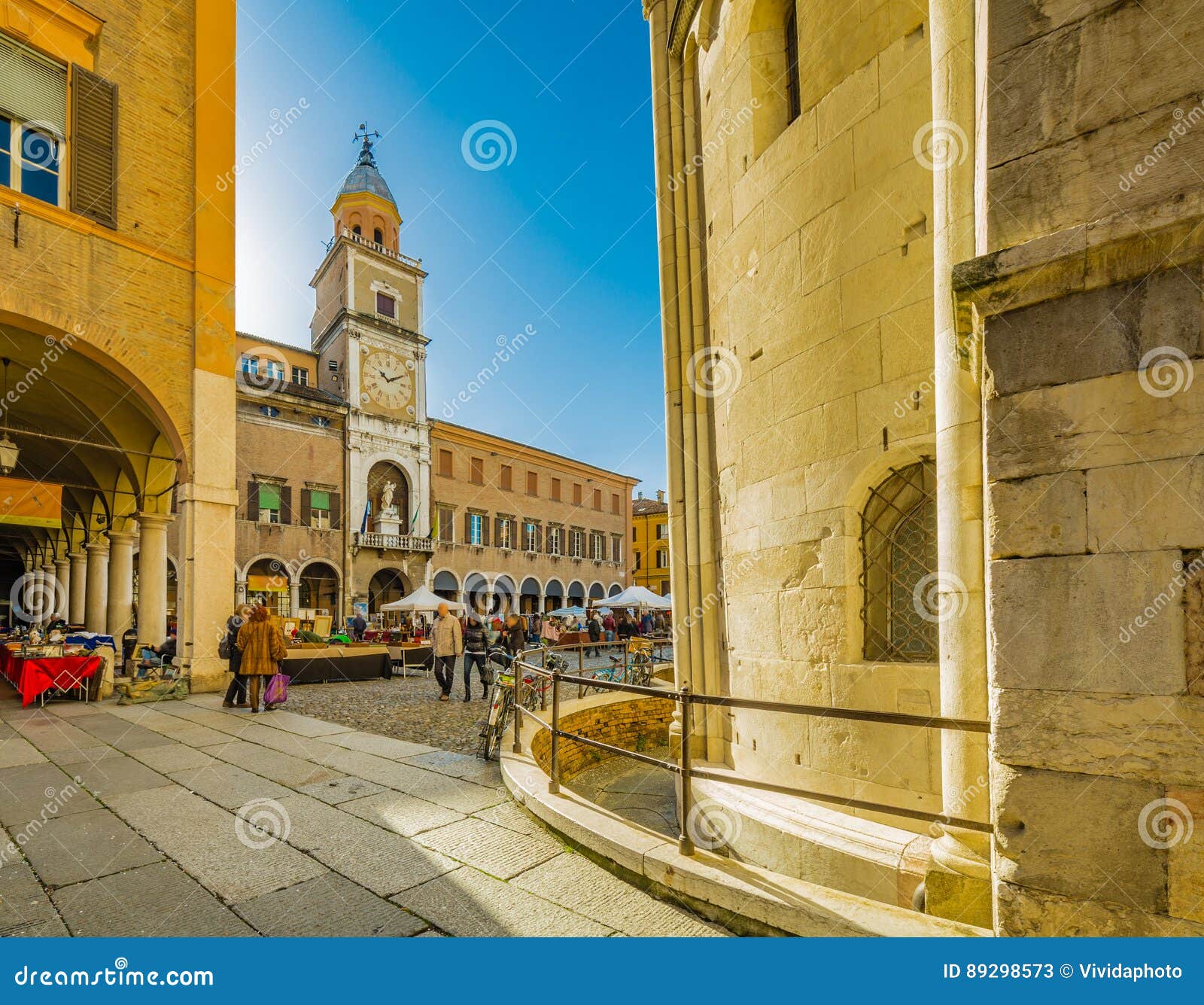 Via di Modena immagine stock. Immagine di città, urbano - 89298573