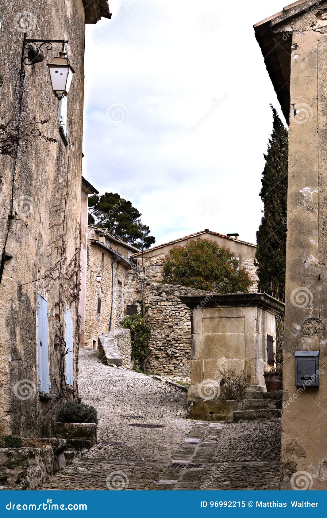Via Nel Villaggio Di Provencal Immagine Stock - Immagine di antico ...