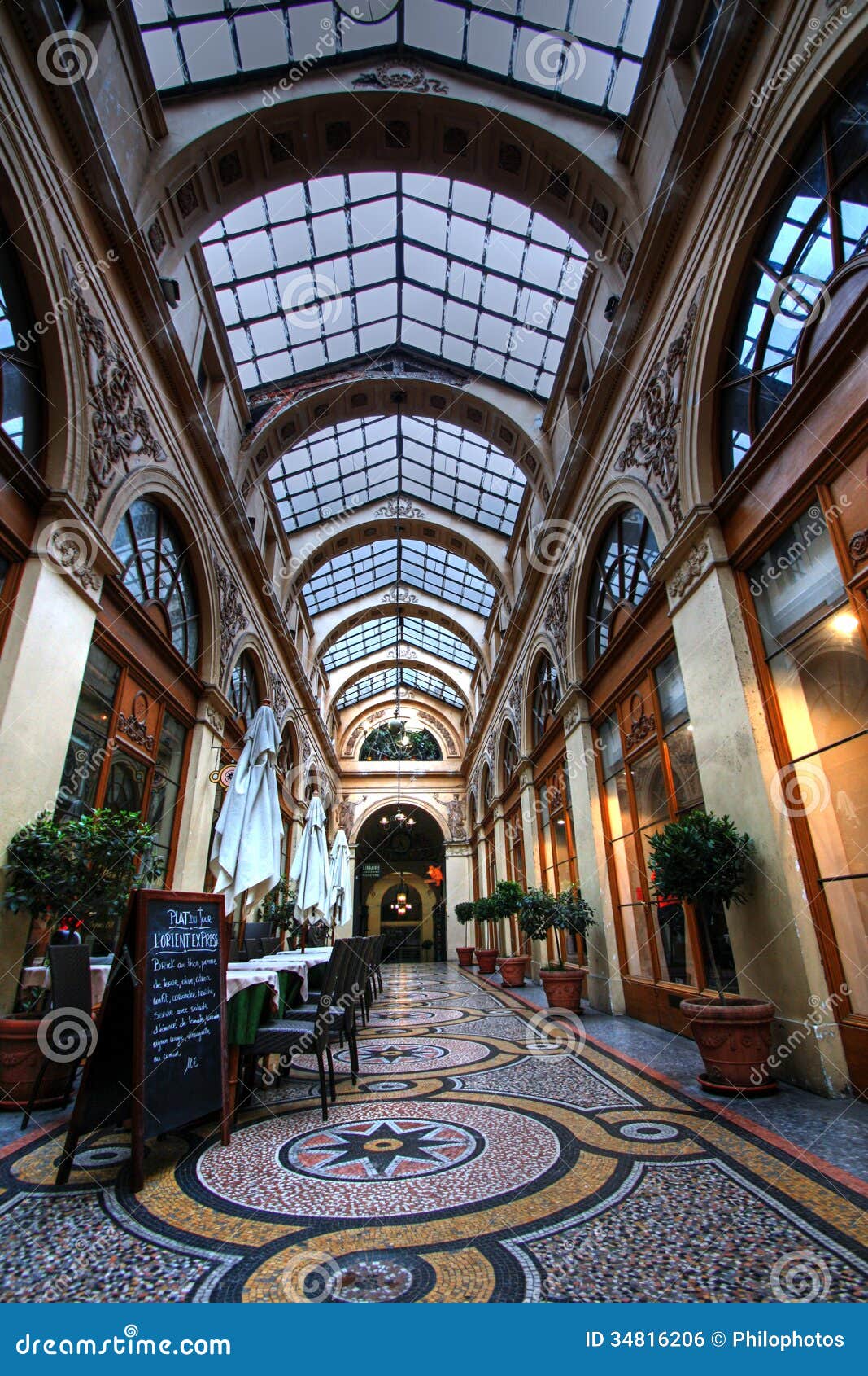 Via Tipica Di Parigi (Francia) Fotografia Stock - Immagine di giro ...