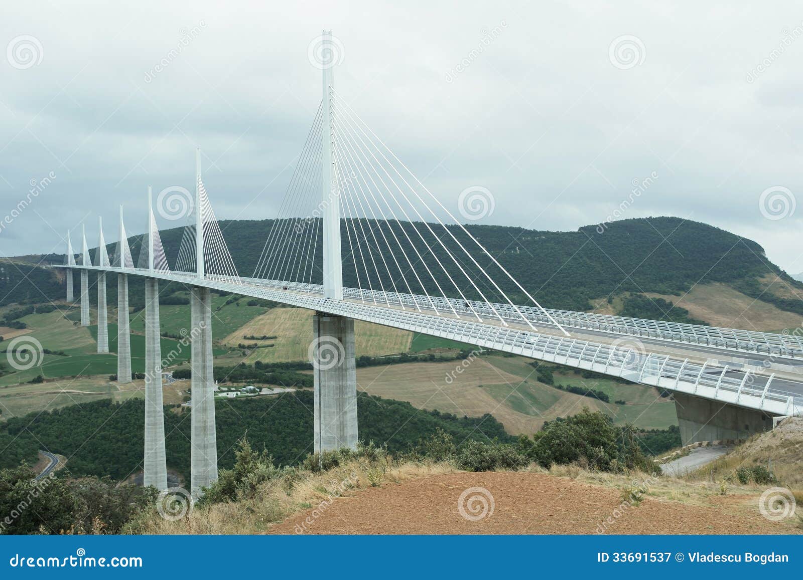 Viaduto de Millau fotografia editorial. Imagem de europa - 33691537