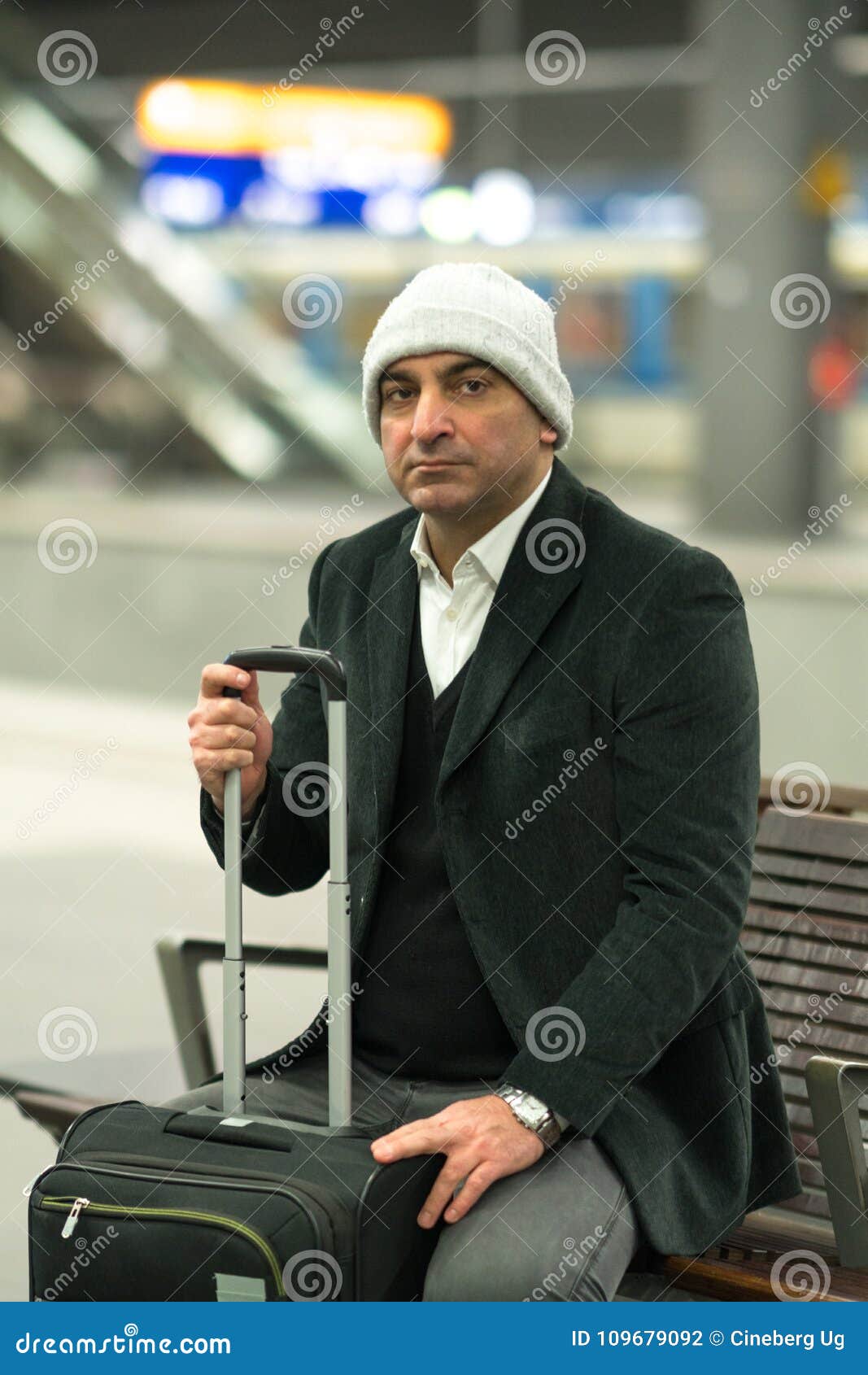 Viaggiatore Che Aspetta Da Solo Il Suo Treno in Ritardo Fotografia ...