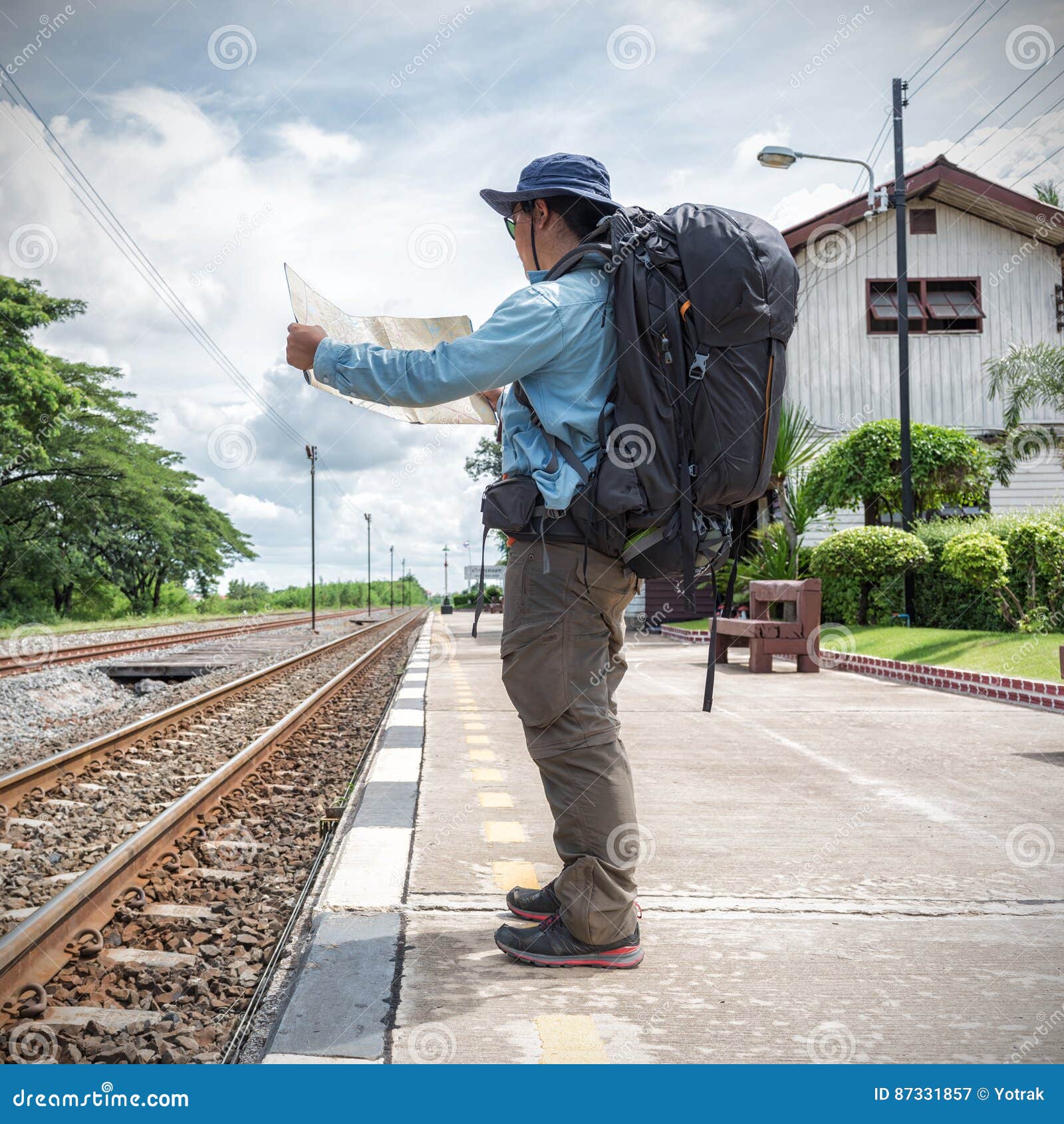 Viaggiatore con lo zaino immagine stock. Immagine di viaggio - 87331857