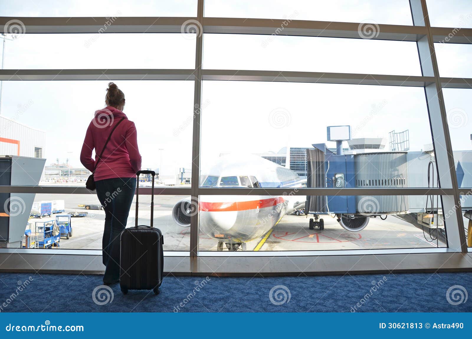 Viaggiatore Con Una Valigia Immagine Stock - Immagine di ragazza ...