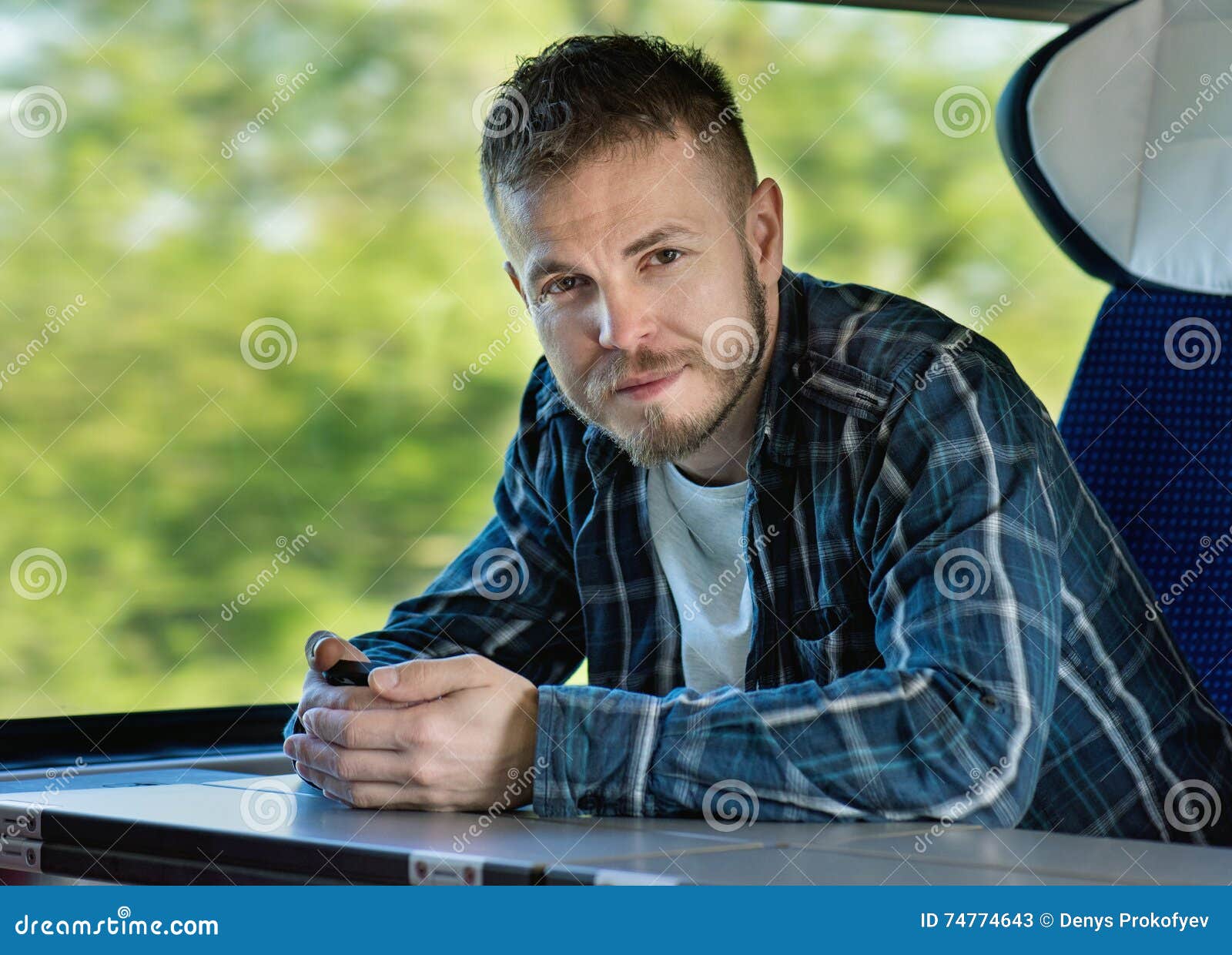 Viaggiatore Dell'uomo in Treno Immagine Stock - Immagine di commercio ...