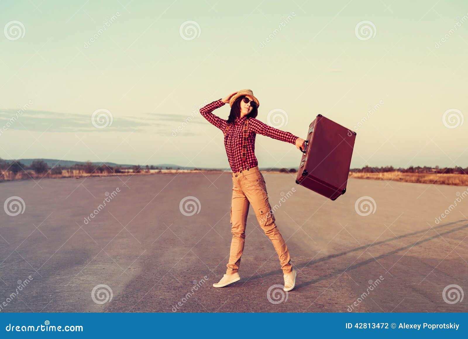 Viaggiatore Felice Con La Valigia Fotografia Stock - Immagine di ...