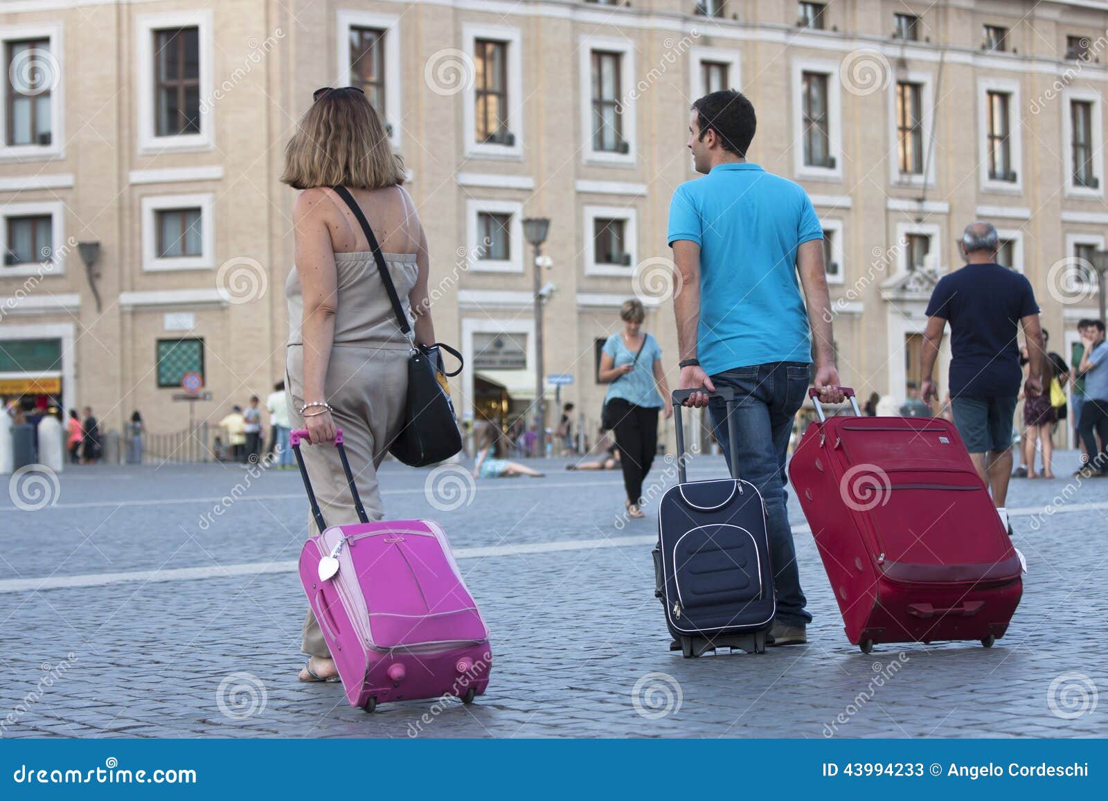 Viaggiatori con le valigie fotografia stock editoriale. Immagine di ...
