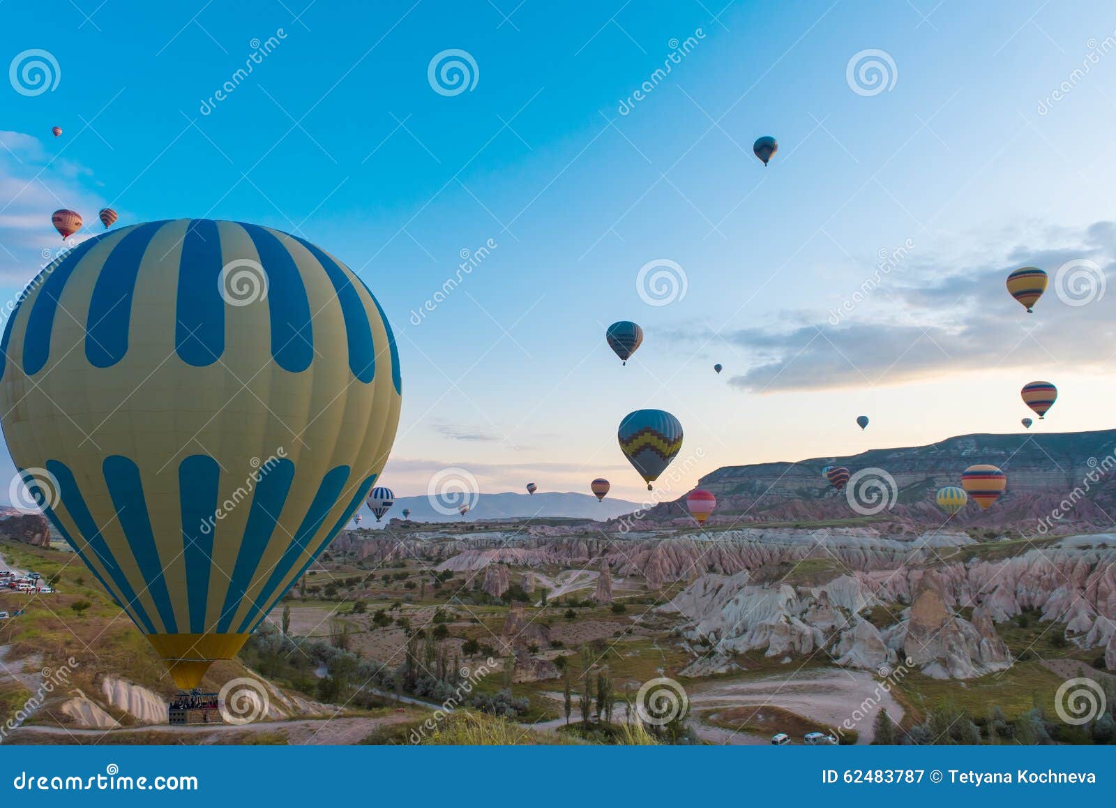 Viaggio Della Mongolfiera Che Sorvola Cappadocia Immagine Stock ...