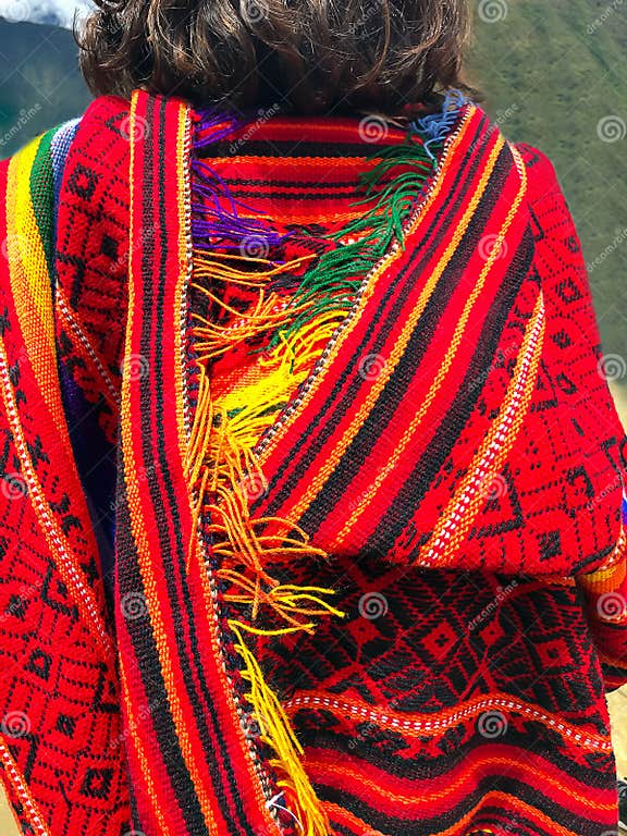 Viajero Femenino Vestido En Poncho Peruano Colorido En Machu Picchu ... Viajero Femenino Vestido En Poncho Peruano Colorido En Machu Picchu ...