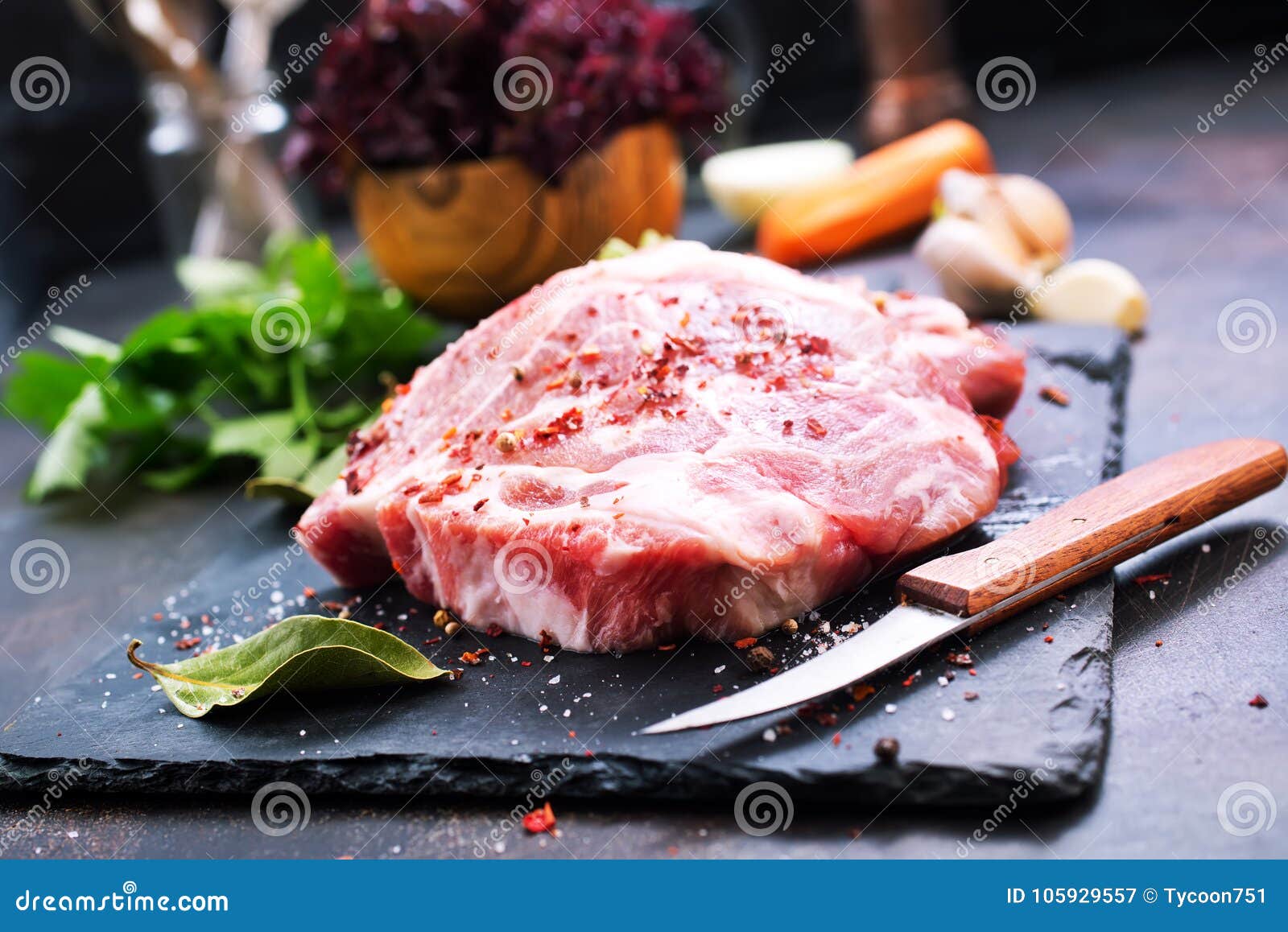 Viande crue image stock. Image du manger, noir, nourriture - 105929557
