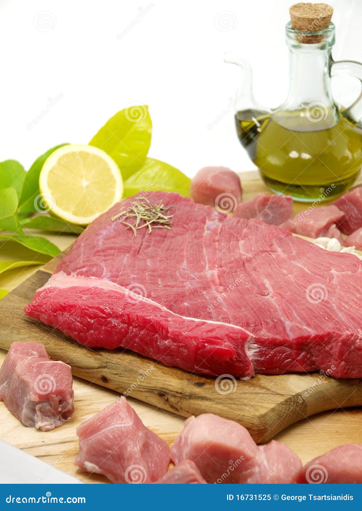 Viande crue image stock. Image du gril, porc, citron - 16731525