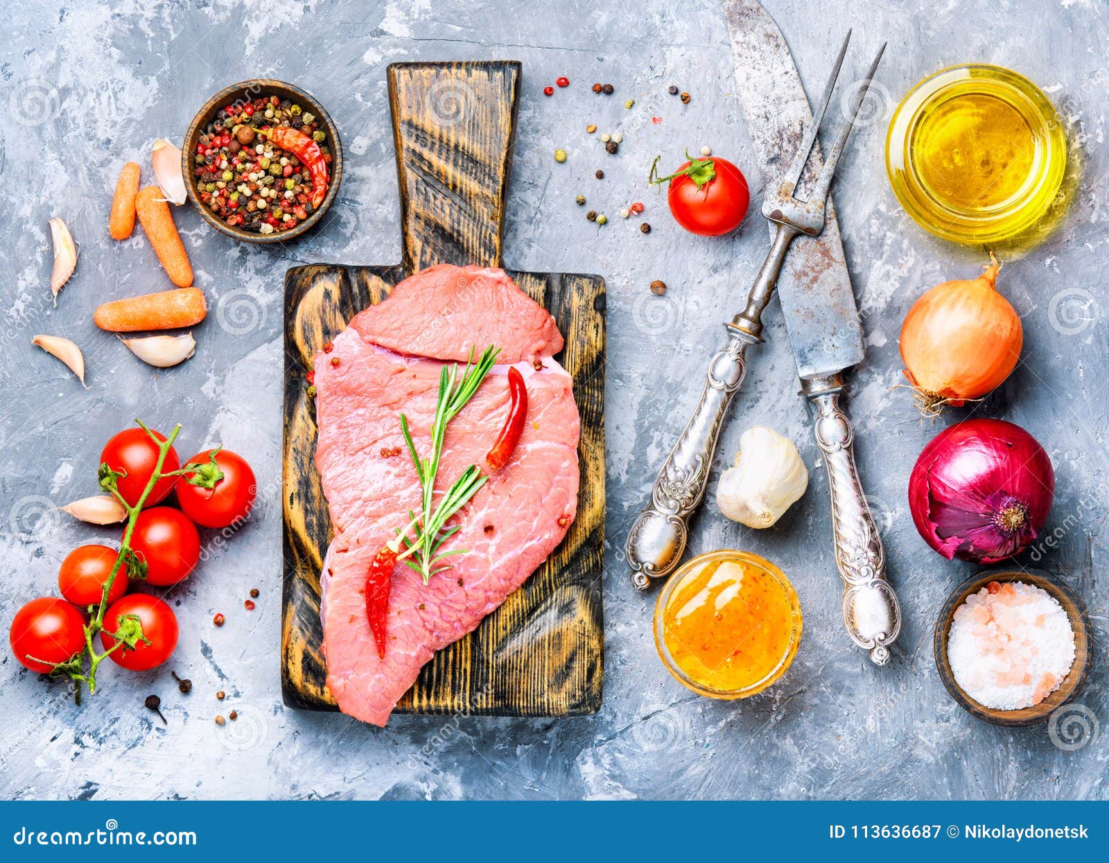 Viande crue de boeuf image stock. Image du repas, boucher - 113636687
