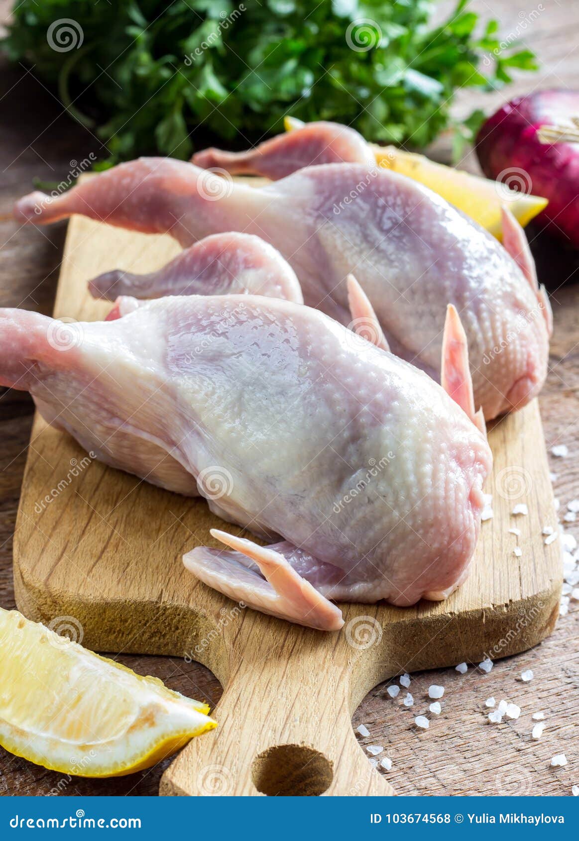 Viande Crue Crue De Cailles Photo stock - Image du nourriture, cuisine ...