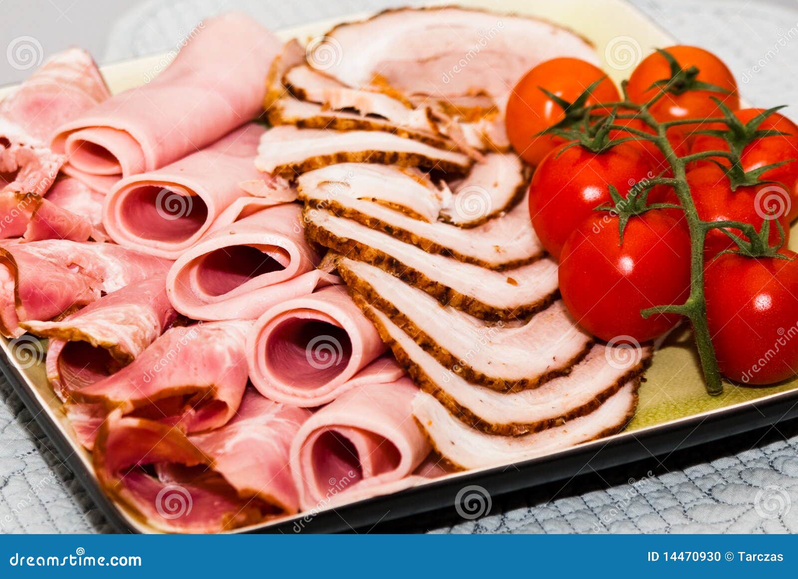 Viande Froide Avec Des Tomates Photo stock - Image du lard, jambon ...