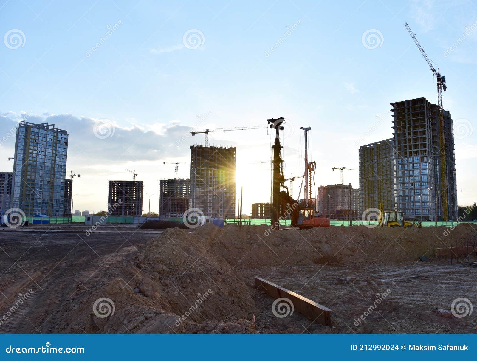 Vibrating Hydraulic Hammer. Hydraulically Driven Free-fall Hammer ...