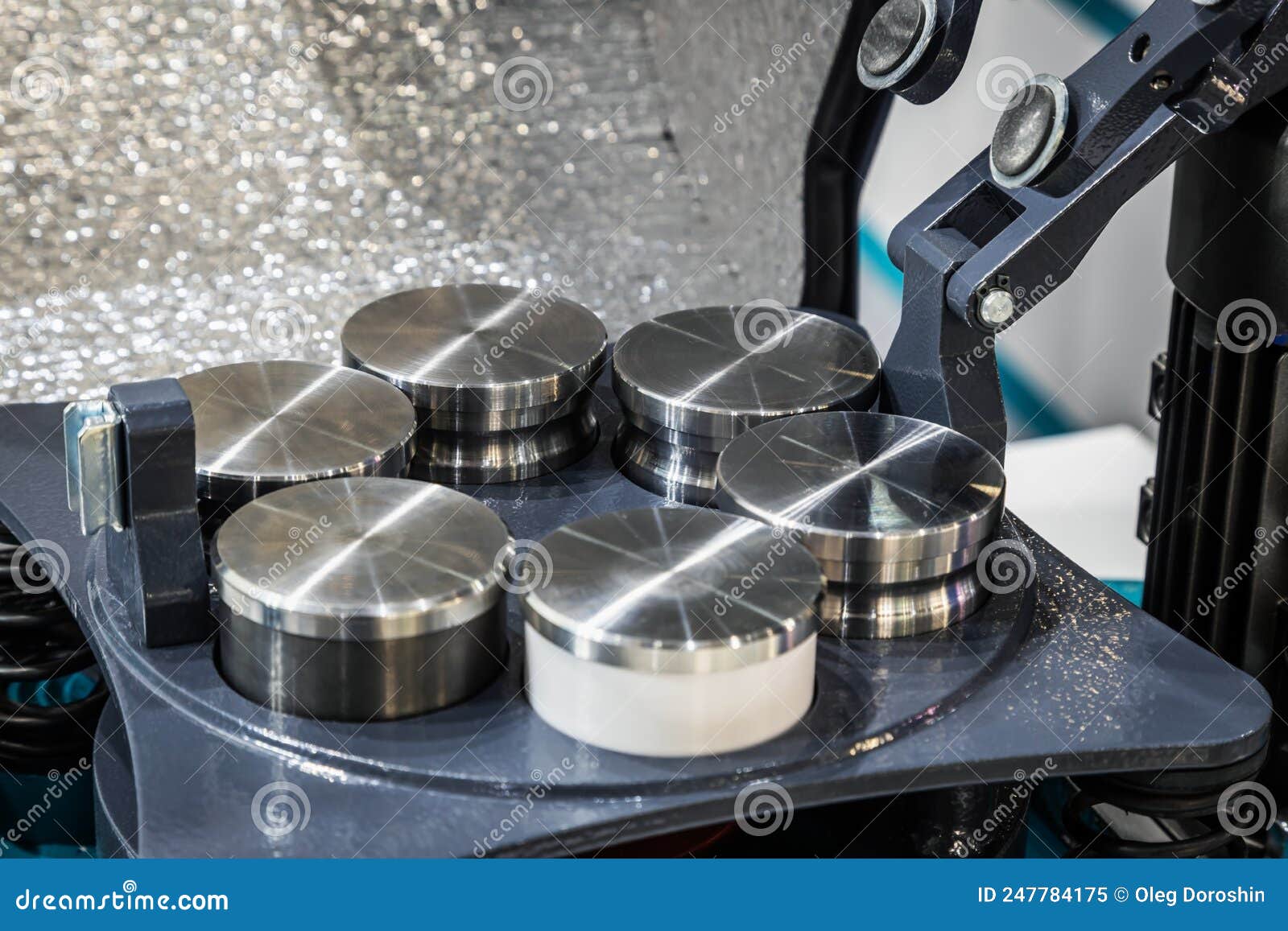Vibration Eraser for Ultra-precise Grinding of Samples in a Periodic ...