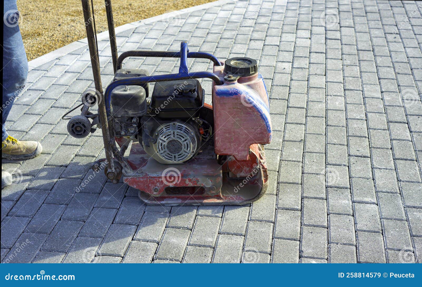 Vibrator with Rubber Plate for Compacting Paving with Interlocking ...