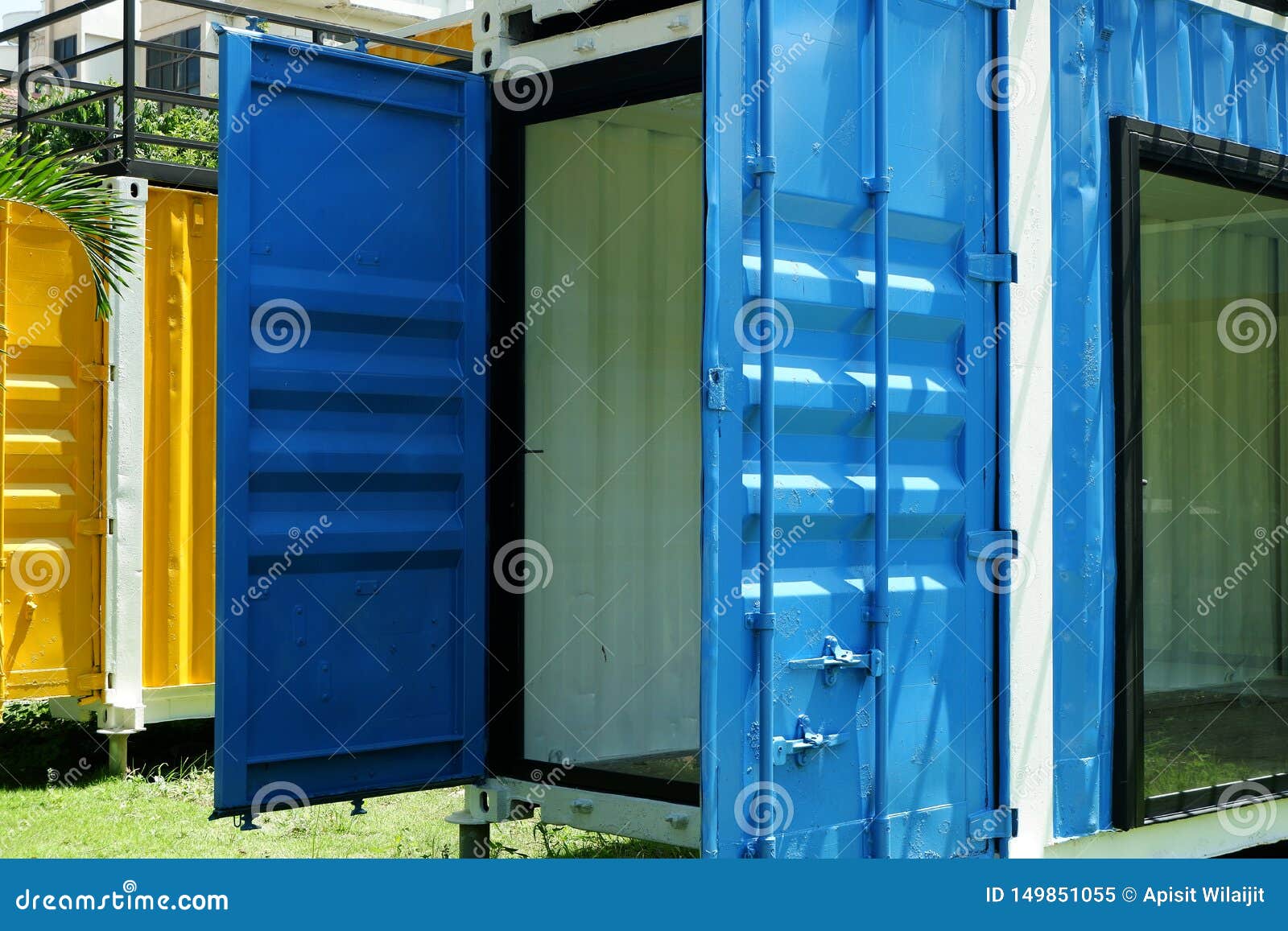 Vicino All'edificio Per Uffici Del Container Della Scatola Immagine ...