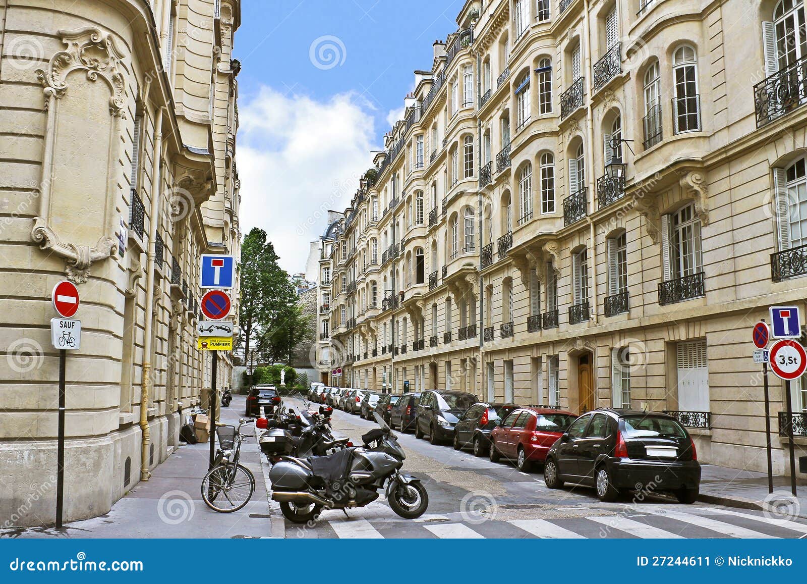 Vicolo Nel Centro Di Parigi. Immagine Stock - Immagine di automobile ...