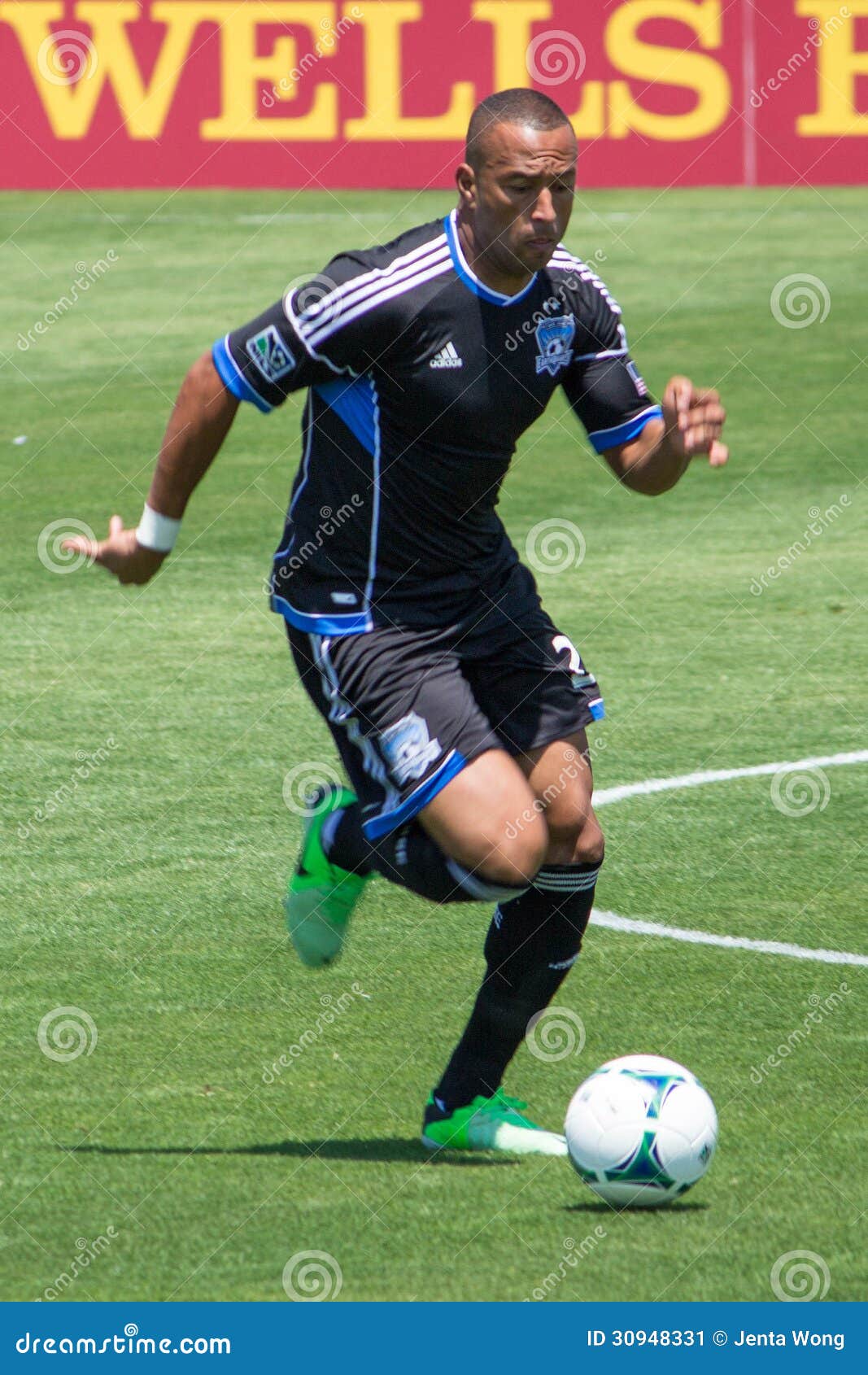 Victor Bernardez editorial photo. Image of running, player - 30948331