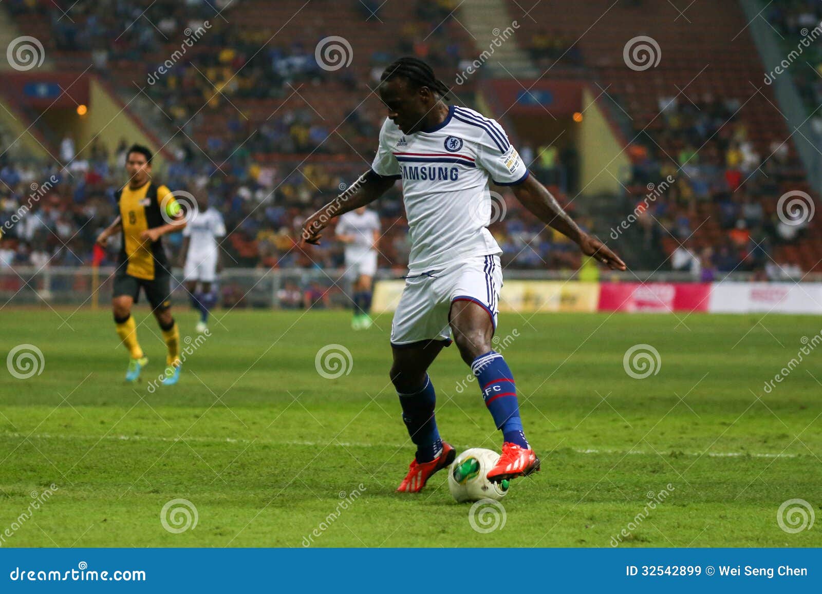 Victor Moses imagem de stock editorial. Imagem de ataque - 32542899