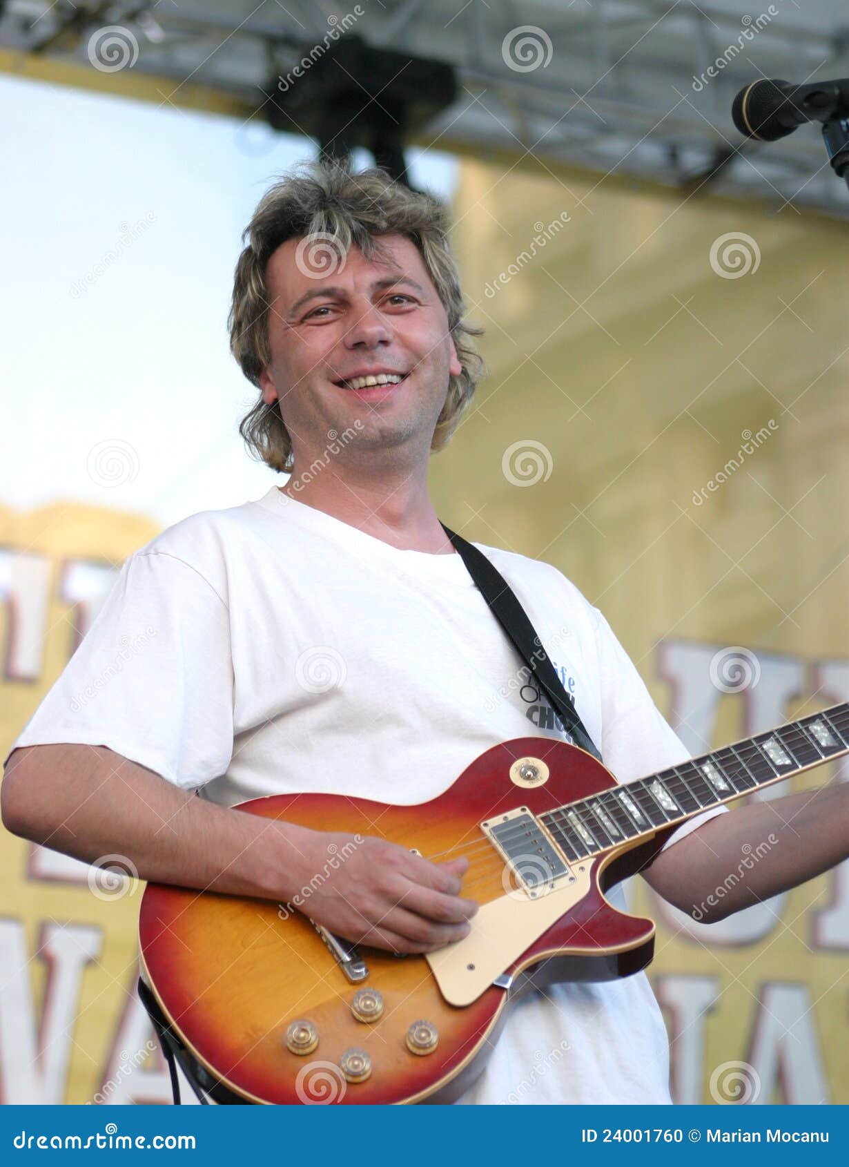 Victor Solomon editorial image. Image of conexiuni, guitar - 24001760