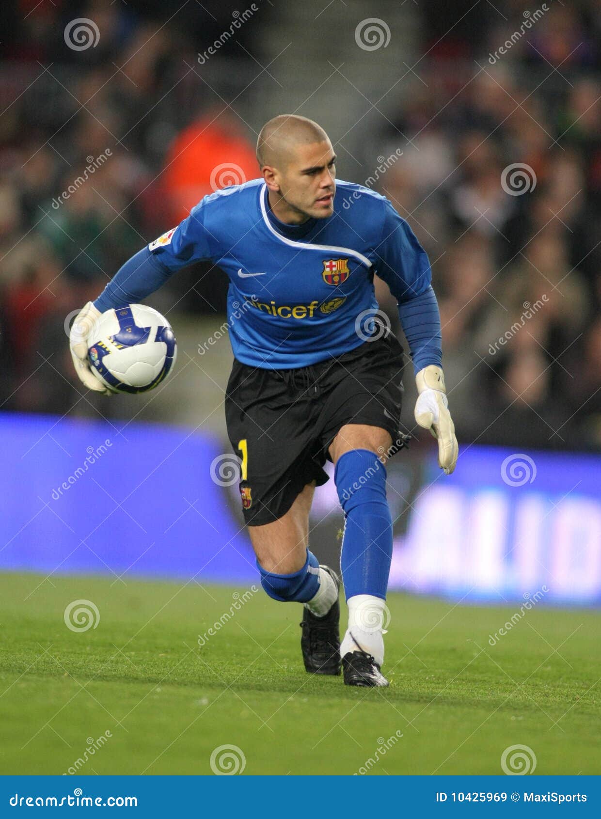 Victor Valdes Goalkeeper editorial stock image. Image of catalan - 10425969