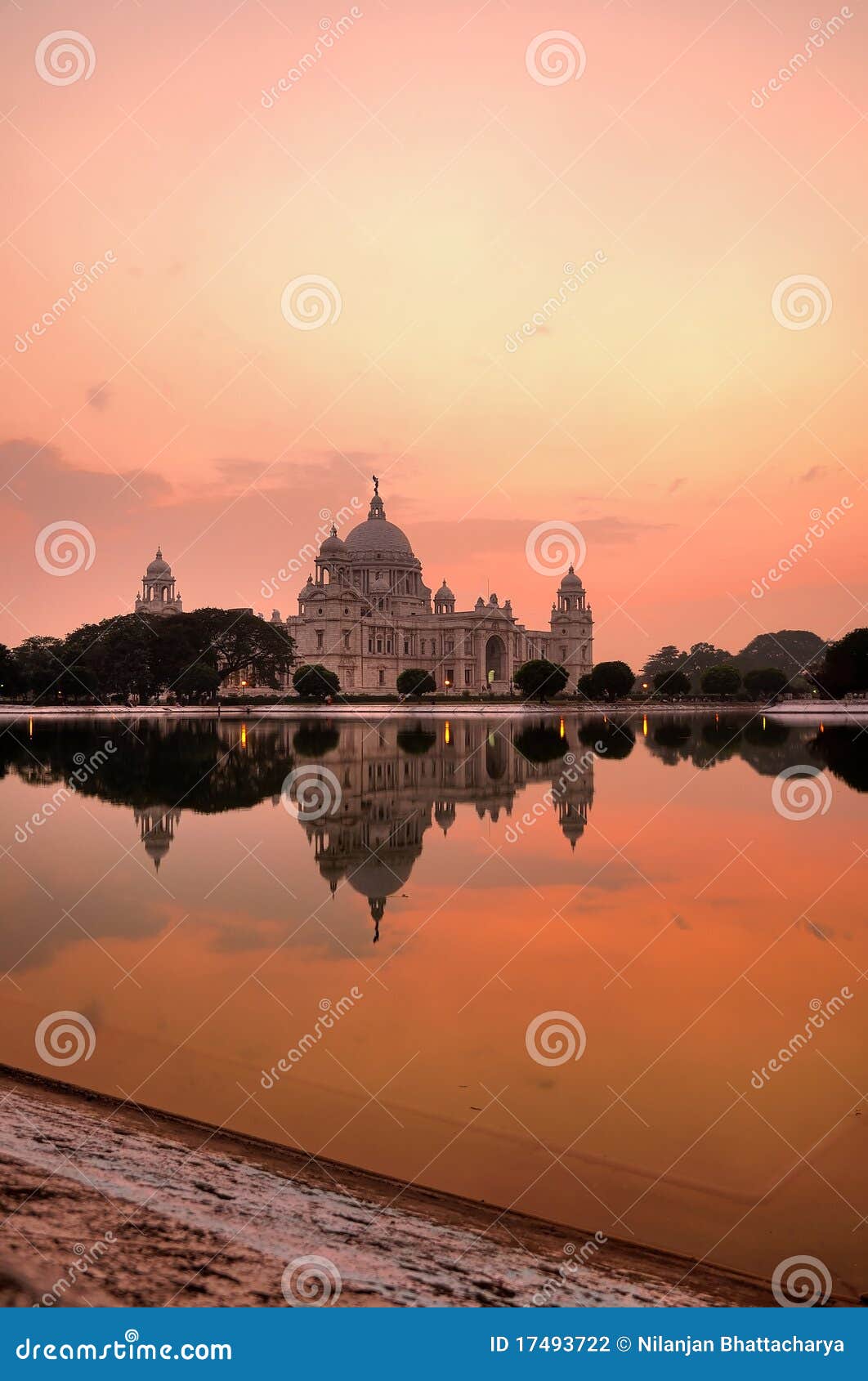 Victoria Memorial Vertical Reflection Stock Photo - Image of exterior ...