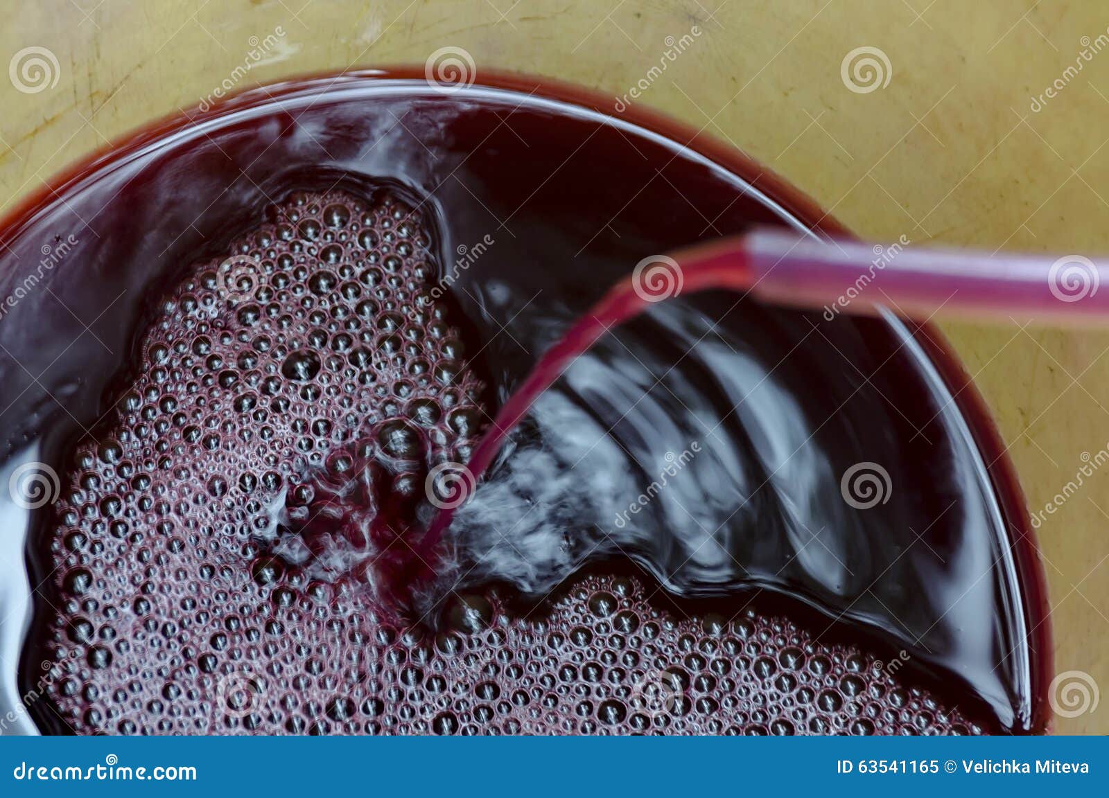 Vid Del Derramamiento En El Cubo Imagen de archivo - Imagen de rojo ...