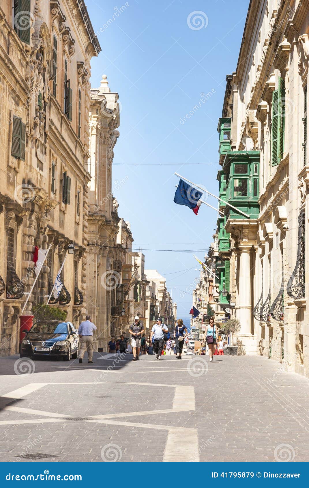 Vida Na Rua De Valleta, Malta Imagem de Stock Editorial - Imagem de ...