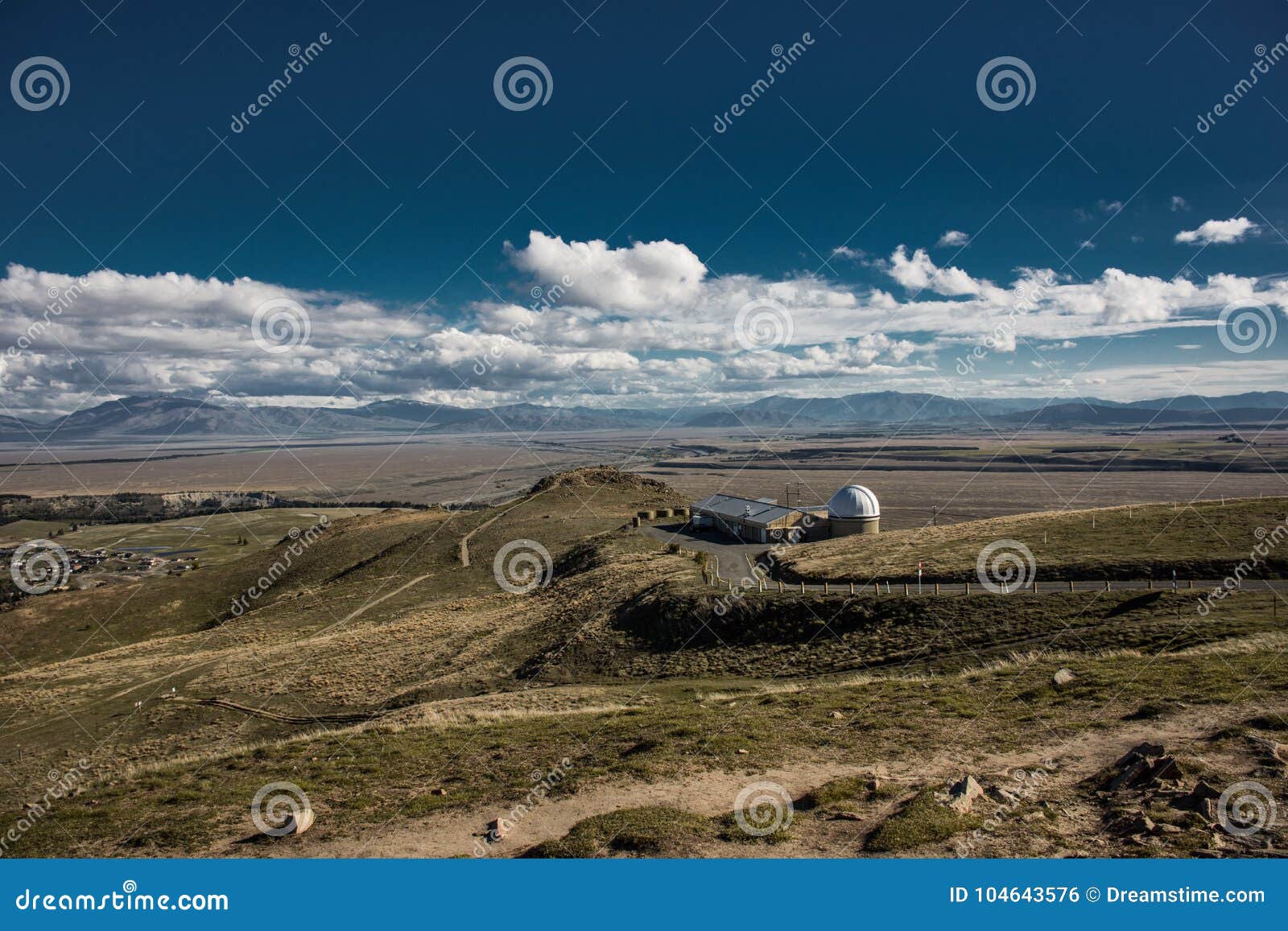 Vida no céu azul foto de stock. Imagem de montanha, amor - 104643576