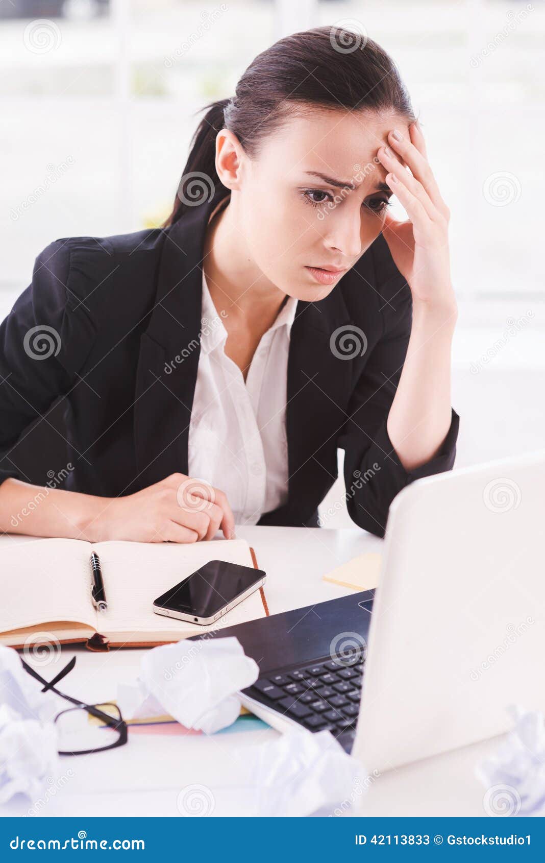 Vida ocupada de la oficina imagen de archivo. Imagen de ordenador ...