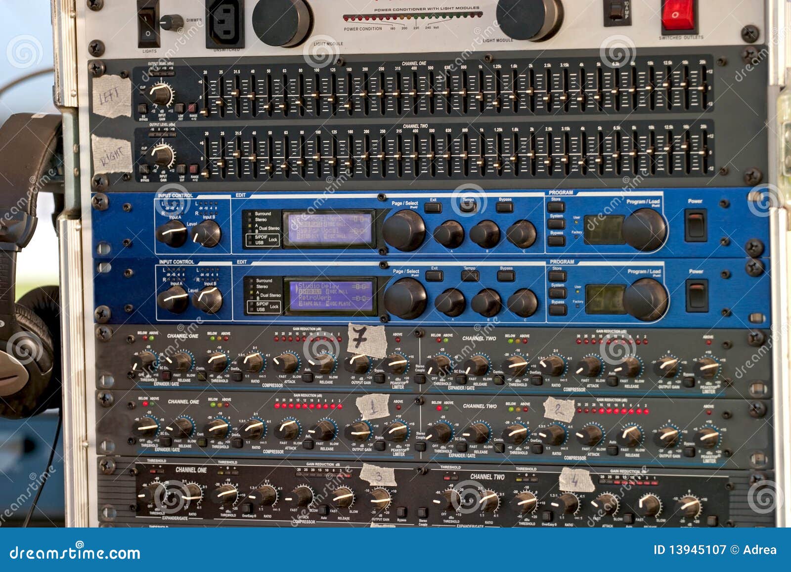 Video mixer stock afbeelding. Image of kanalen, instappen - 13945107