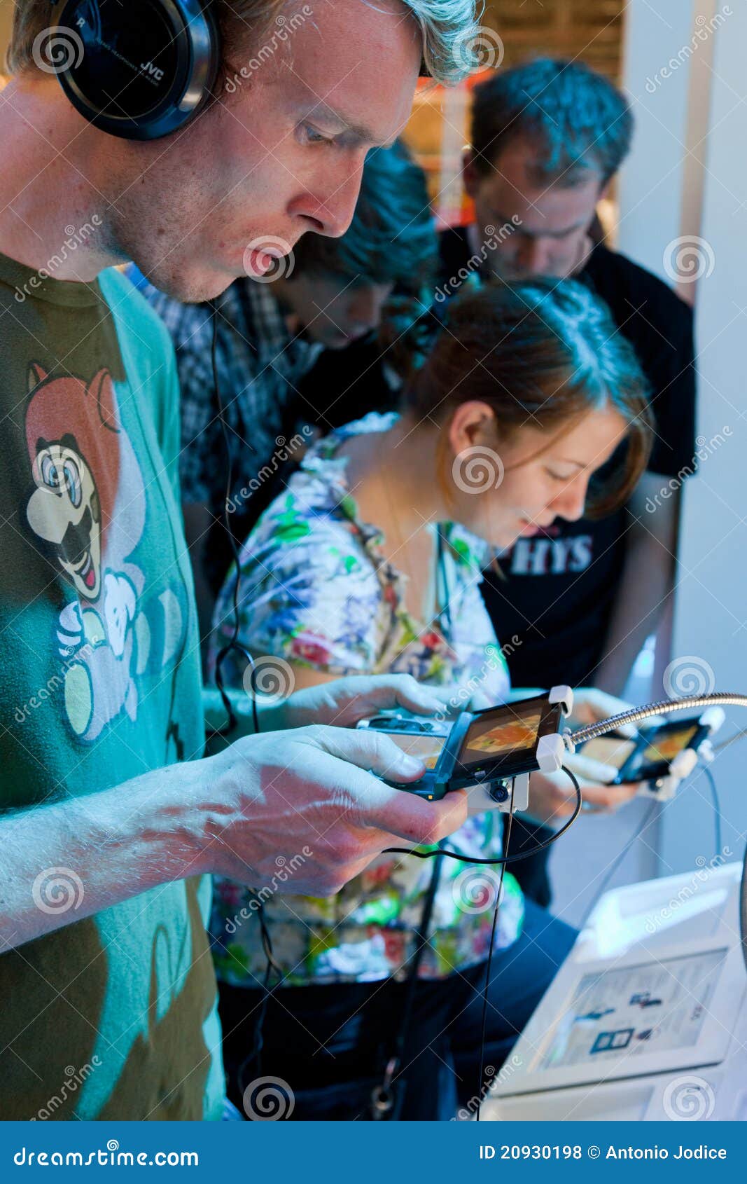 Videogamers and Nintendo 3ds Editorial Stock Photo - Image of people ...