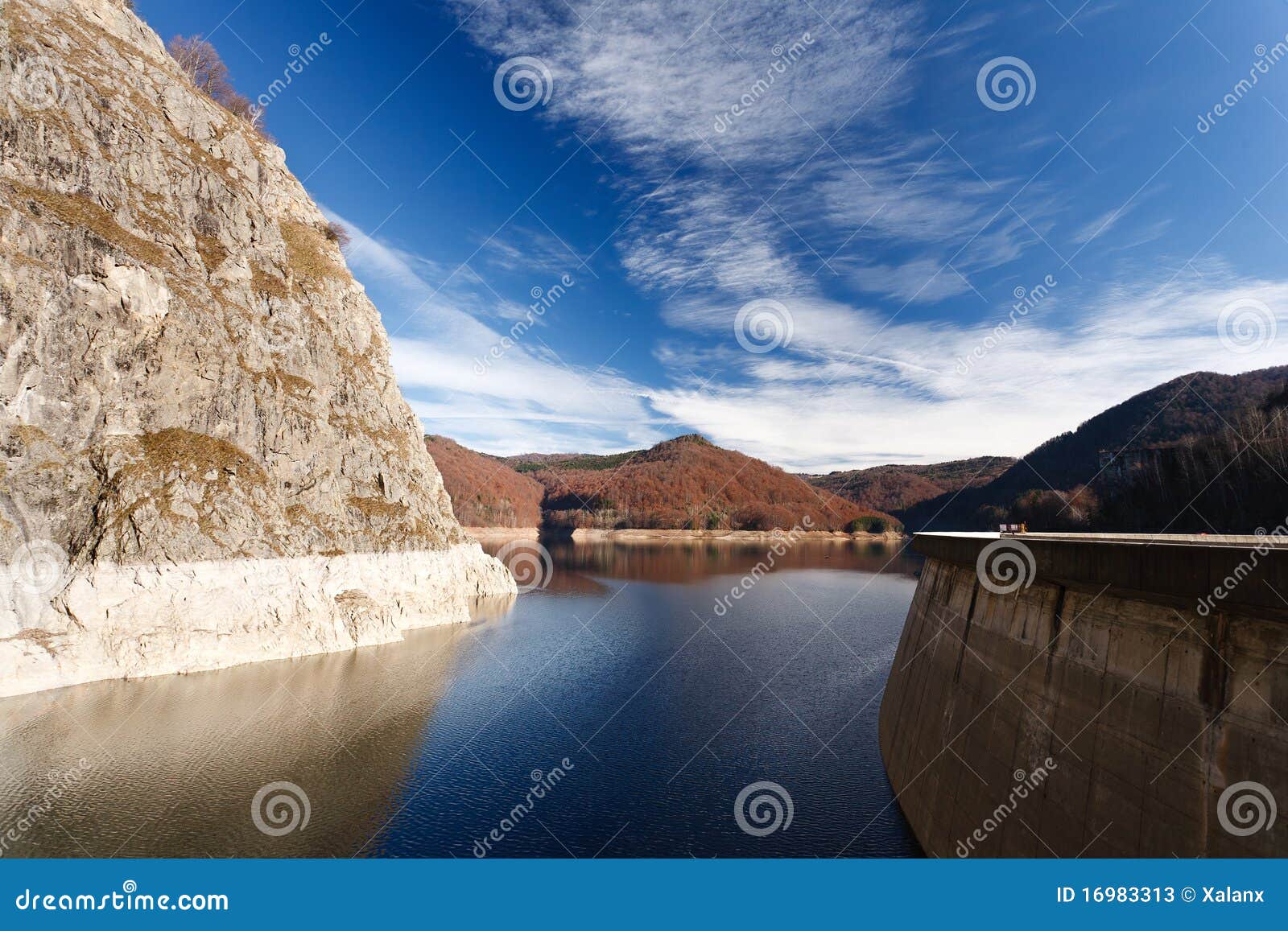 Vidraru Lake in Romania stock image. Image of beauty - 16983313