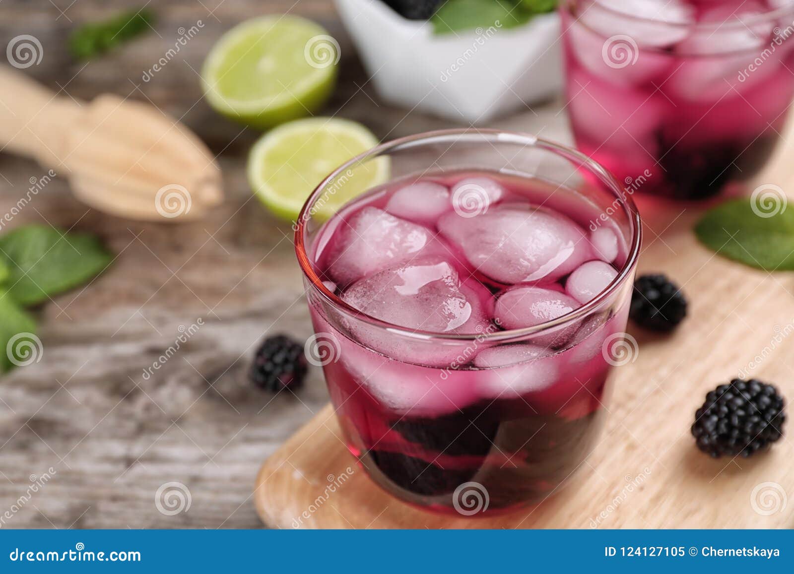 Vidrio Con Limonada Helada De La Zarzamora Imagen de archivo - Imagen ...