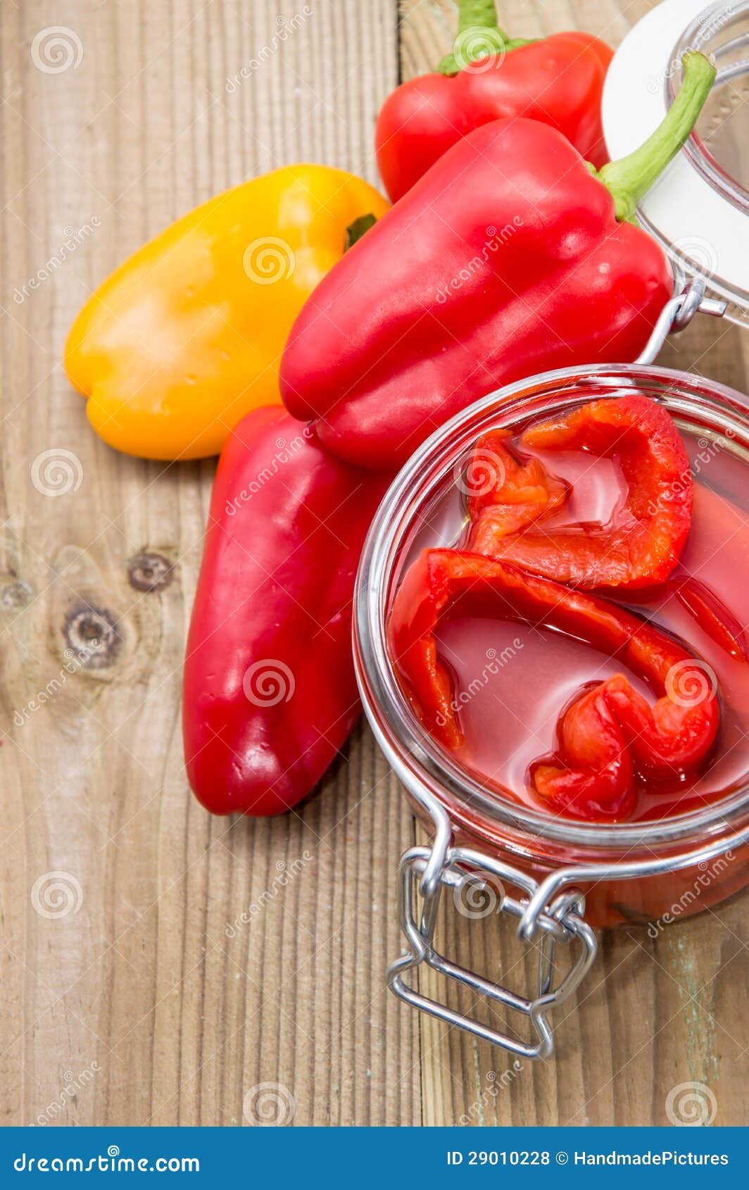 Vidrio Con Paprikas Conservadas En Vinagre Foto de archivo - Imagen de ...