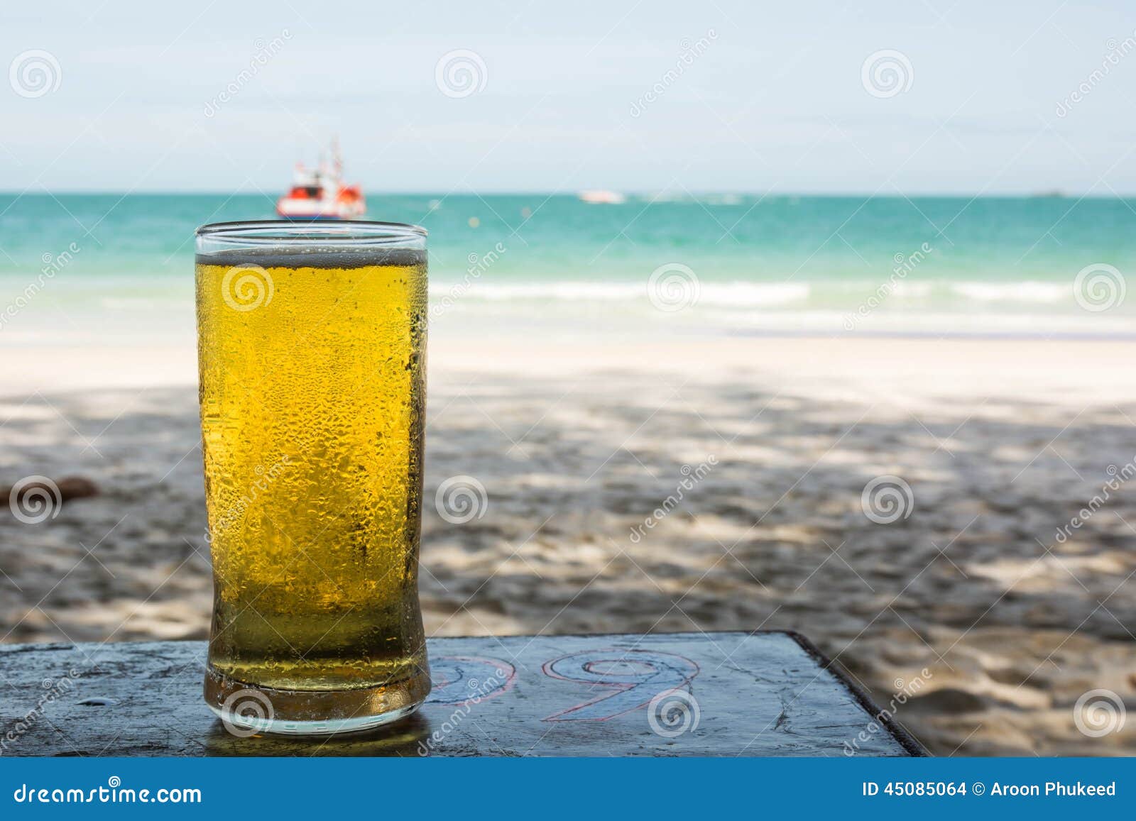 Vidrio De Cerveza En La Playa Foto de archivo - Imagen de espuma ...