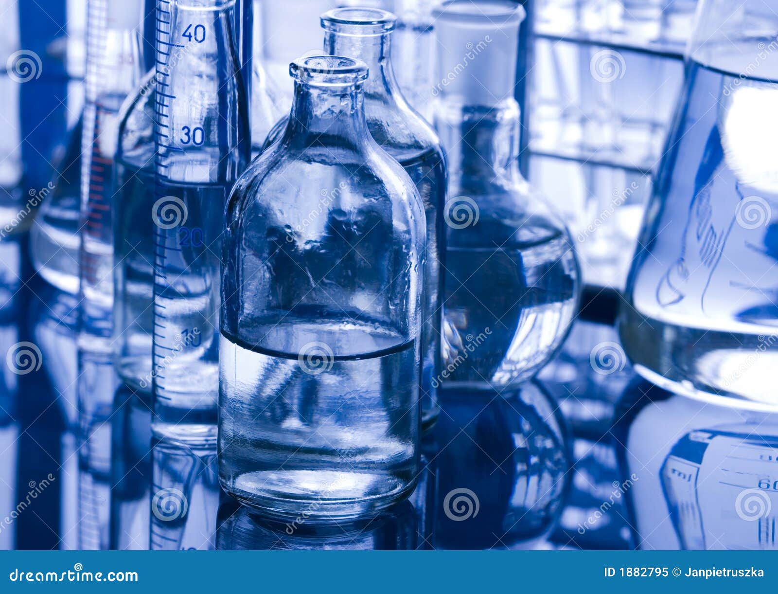 Vidrio del laboratorio imagen de archivo. Imagen de cristales - 1882795