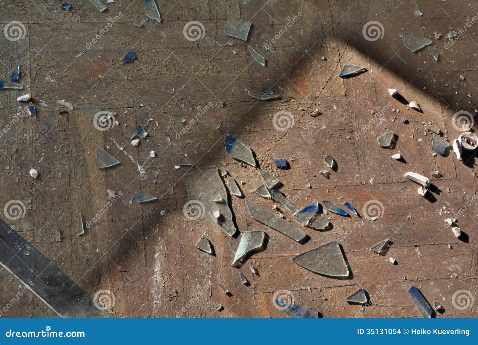 Vidrio quebrado en un piso foto de archivo. Imagen de desgaste - 35131054