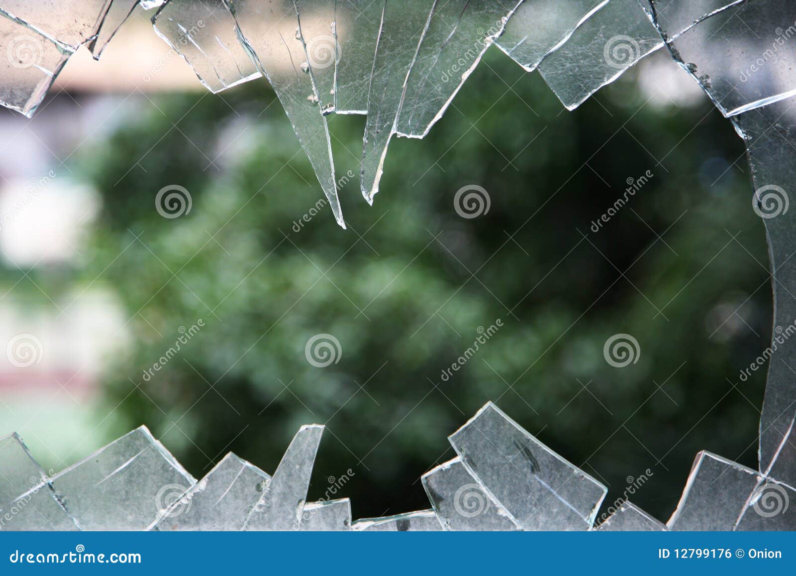 Vidrio roto foto de archivo. Imagen de cristal, roto - 12799176