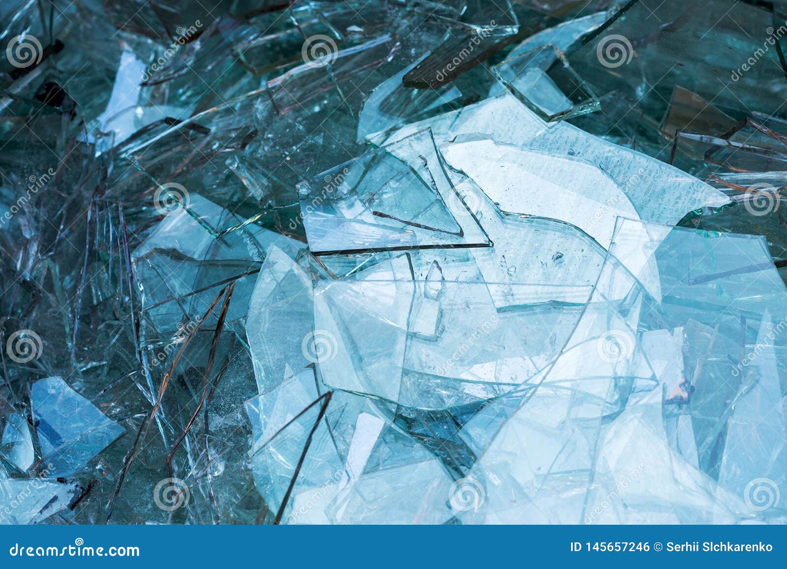Vidrio roto en el suelo foto de archivo. Imagen de grieta - 145657246