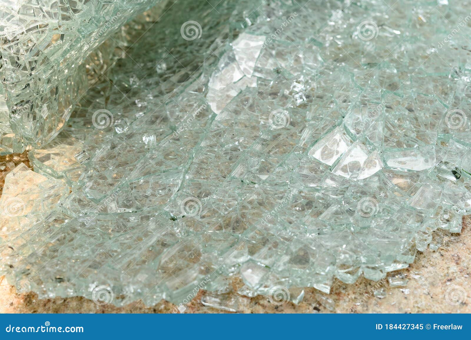 Vidrio roto en el suelo imagen de archivo. Imagen de peligroso - 184427345