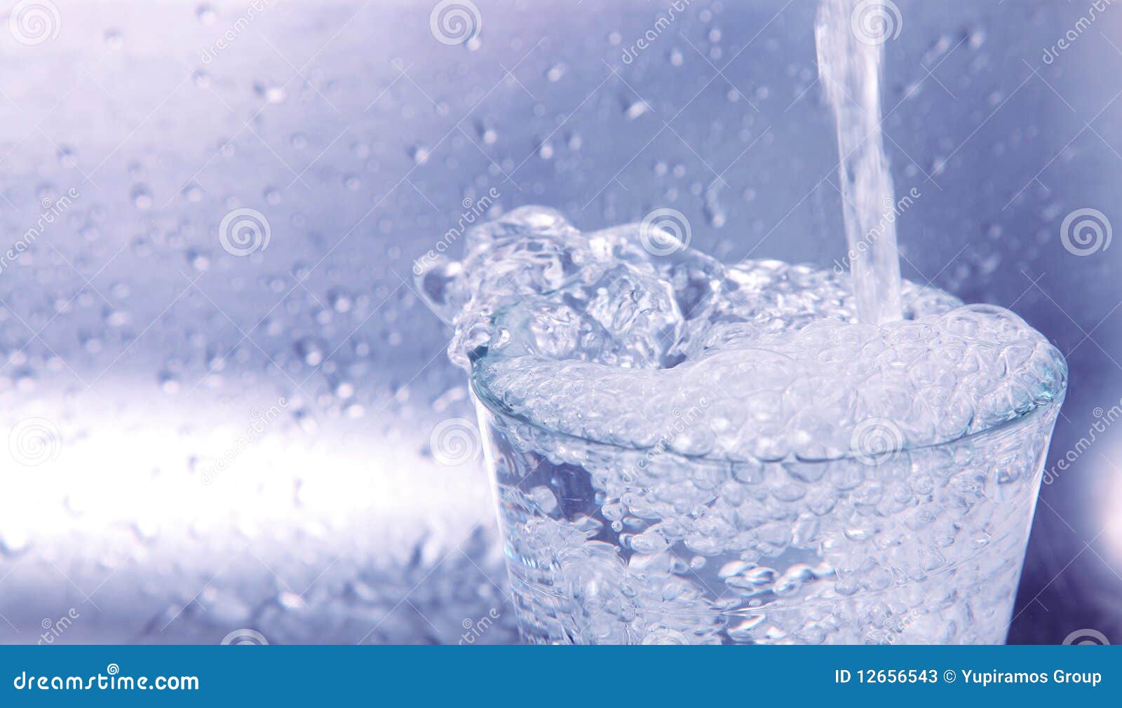 Vidrio y agua imagen de archivo. Imagen de movimiento - 12656543