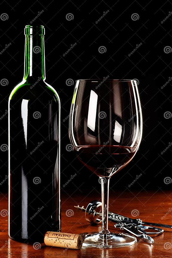 Vidrio y botella de vino foto de archivo. Imagen de botella - 9025128