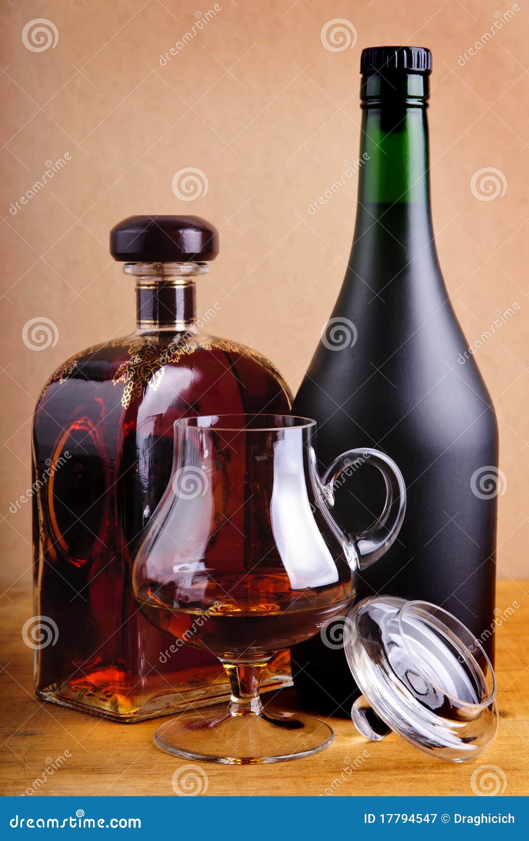 Vidrio Y Botellas De Brandy Imagen de archivo - Imagen de fondo, primer ...