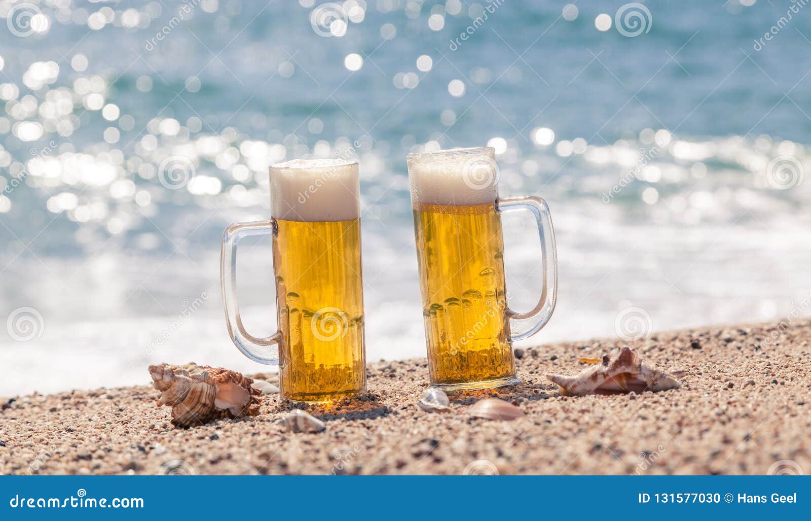 Vidrios De Cerveza En La Playa Foto de archivo - Imagen de barra ...