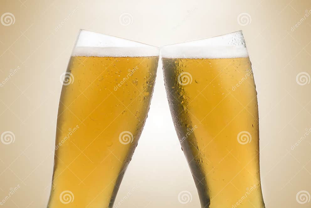 Vidrios De Cerveza Que Hacen Una Tostada Foto de archivo - Imagen de ... Vidrios De Cerveza Que Hacen Una Tostada Foto de archivo - Imagen de ...
