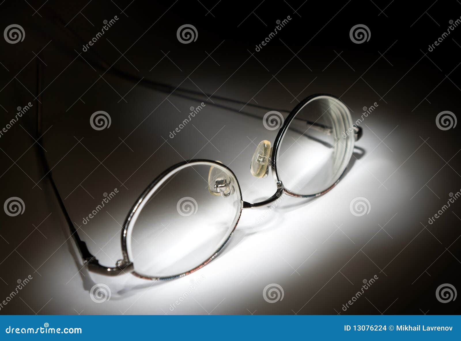 Vidrios en la obscuridad foto de archivo. Imagen de correctivo - 13076224